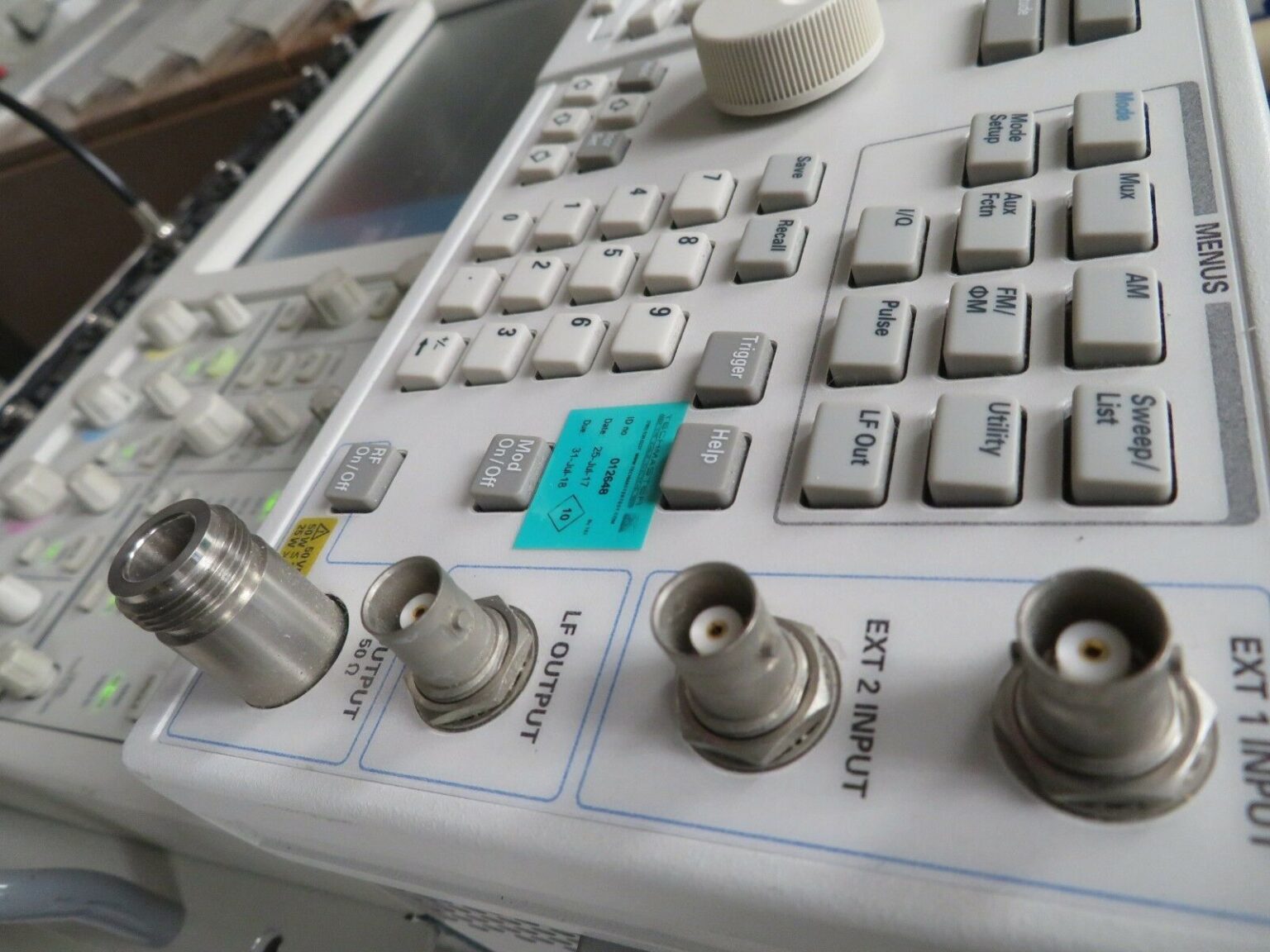 Agilent E4438C 250khz – 3.0 GHz ESG Vector Signal Generator w/ Options NG24 – Bullseye Calibration