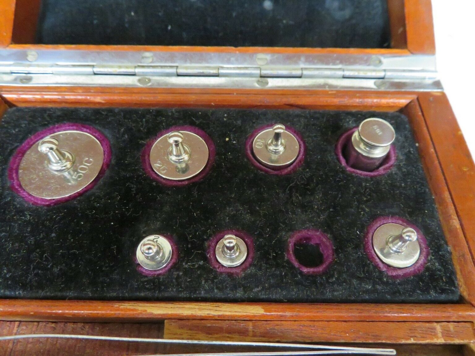 Standard Scientific Weight Set with wood case – NB20 – Bullseye Calibration