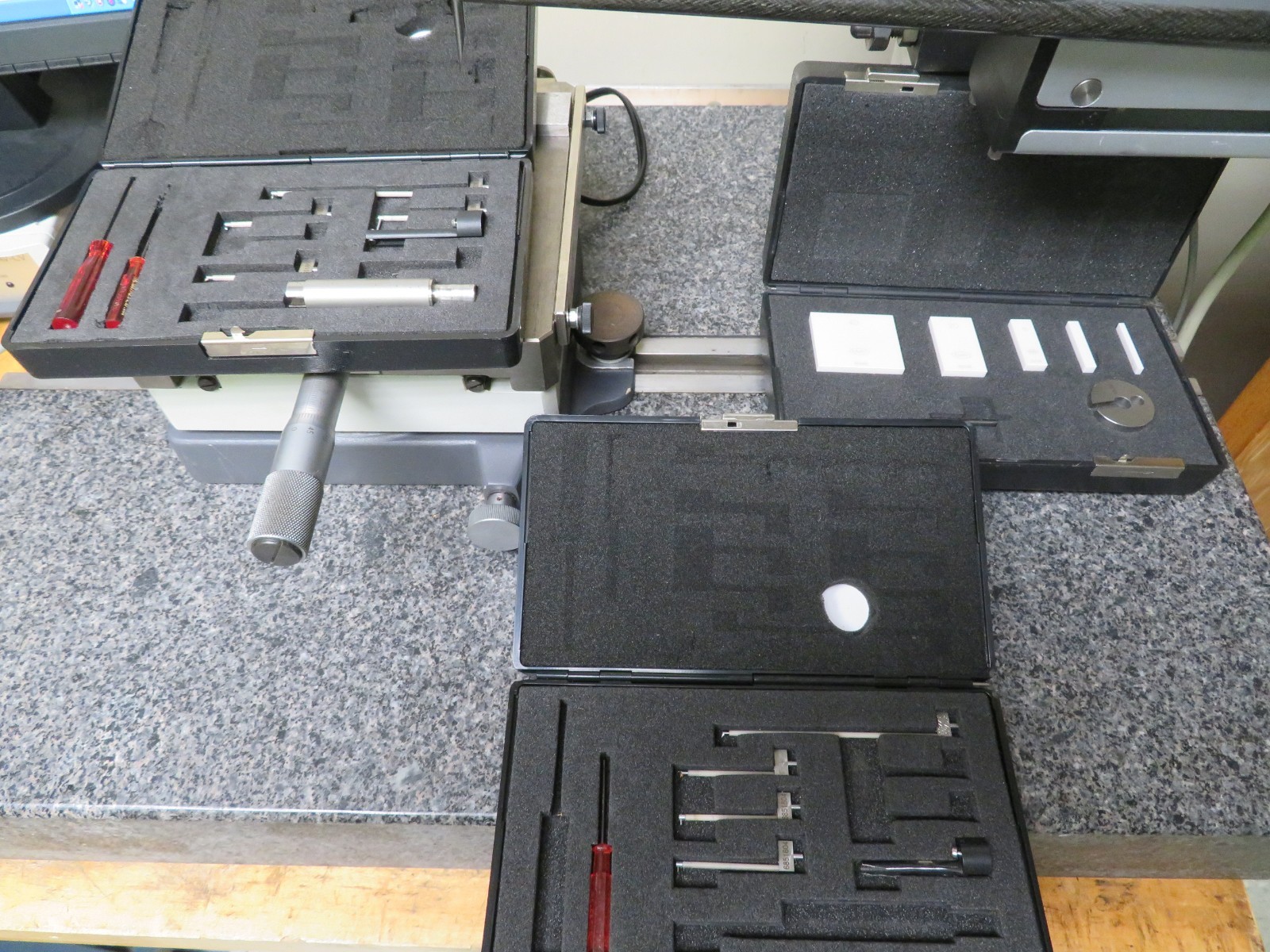 Mahr XCR-20 Countour Measuring Machine & Profile Measuring machine ...