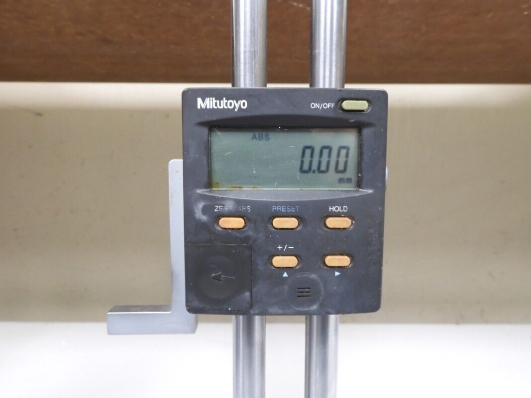 Mitutoyo – 192-613 – 0-300mm/.01mm Metric Only Dual Column Height Gage – PQ37 – Bullseye Calibration